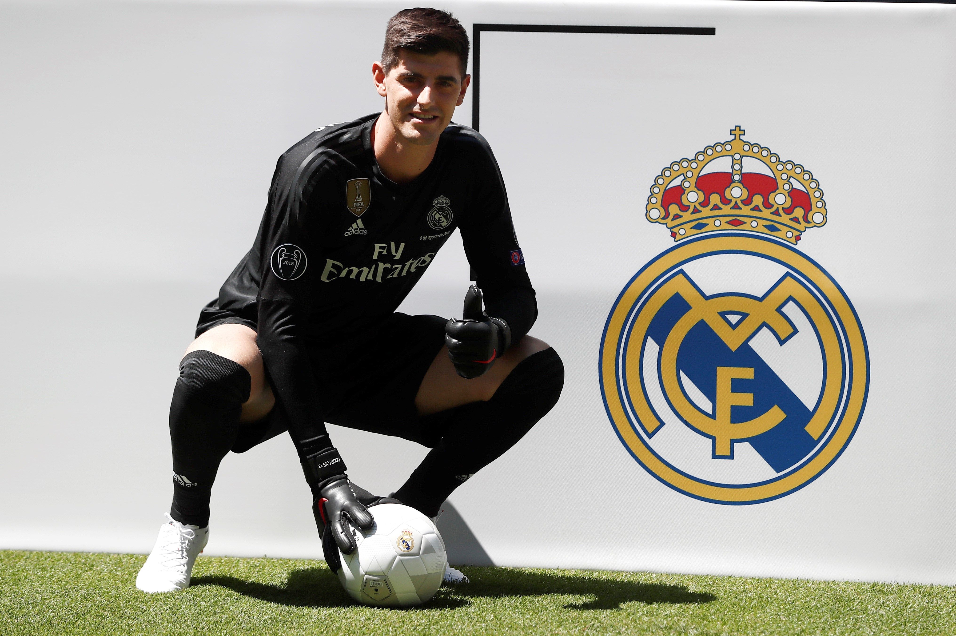 El Real Madrid presenta a Courtois en el estadio Santiago Bernabéu ...