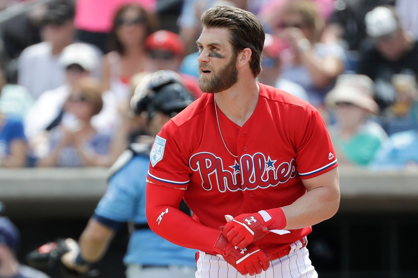 Harper sacudió cuadrangular y los Phillies barrieron a los Red ...