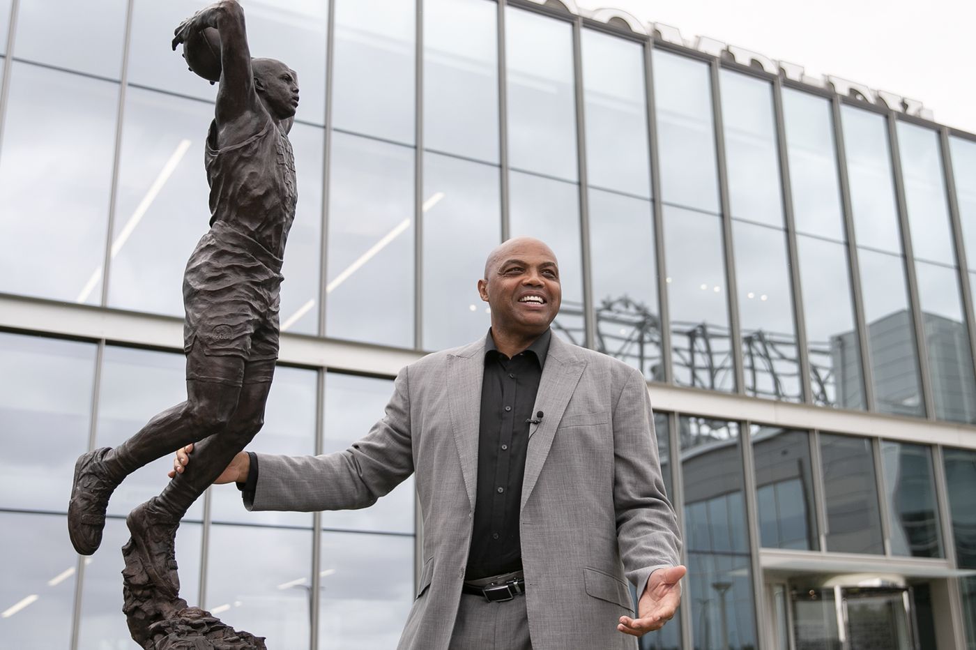 Los Filadelfia 76ers dieron a conocer estatua de Charles ...