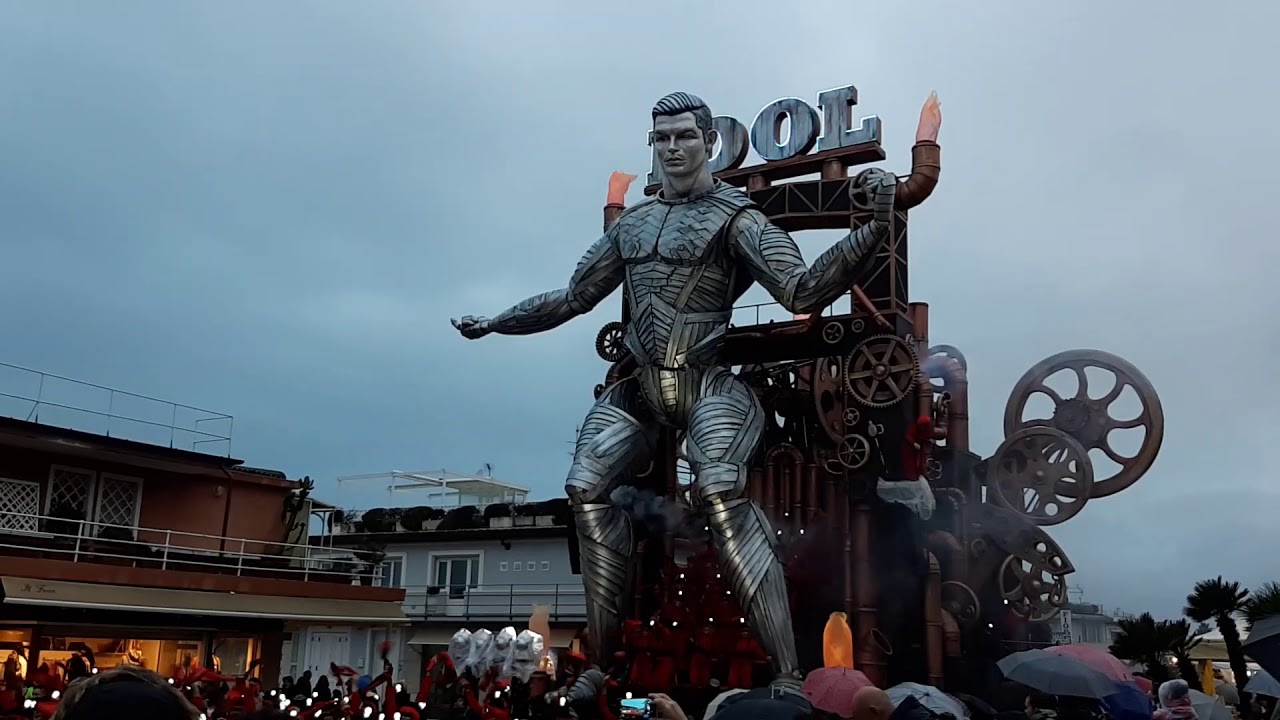 Ronaldo tiene su propio robot gigante en los Carnavales de ...